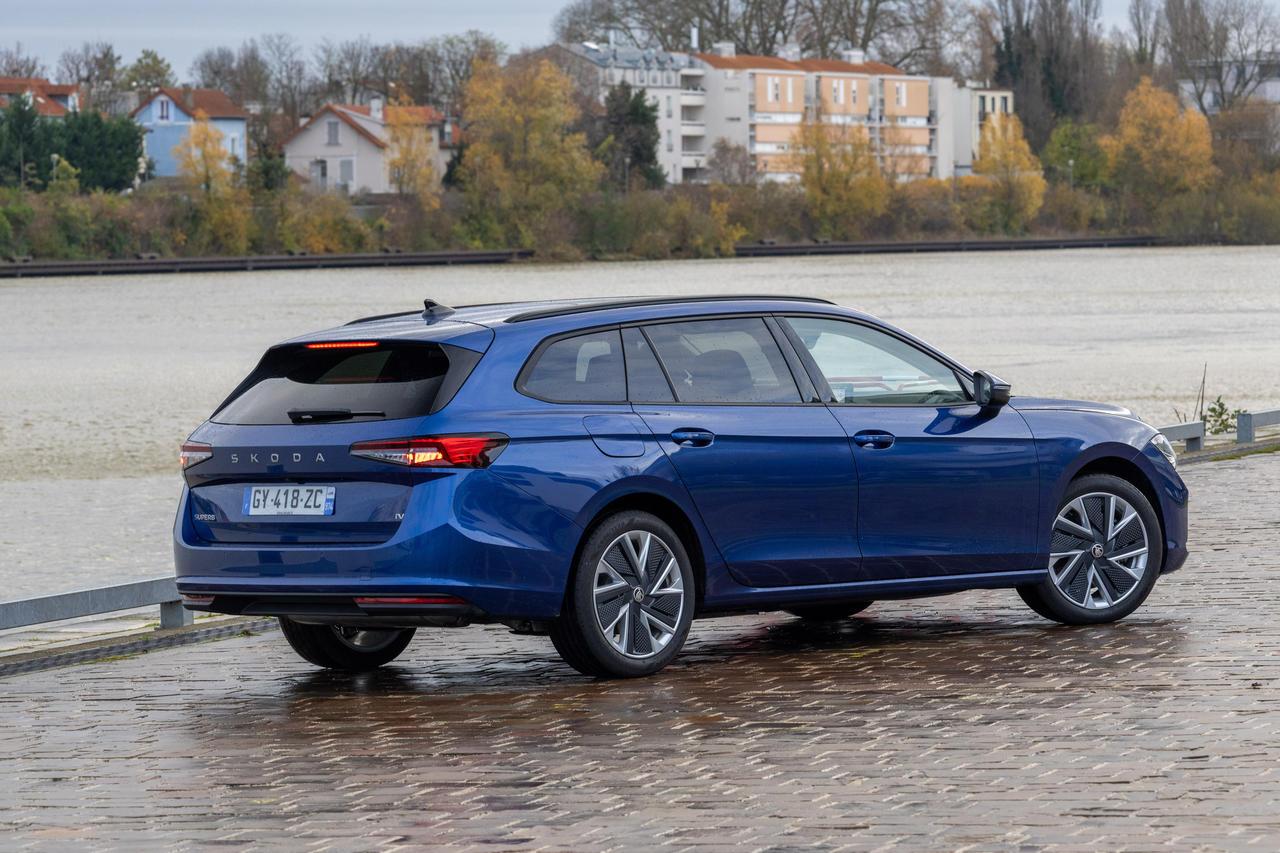 Essai Skoda Superb hybride rechargeable (2025) : la famille avant le ...