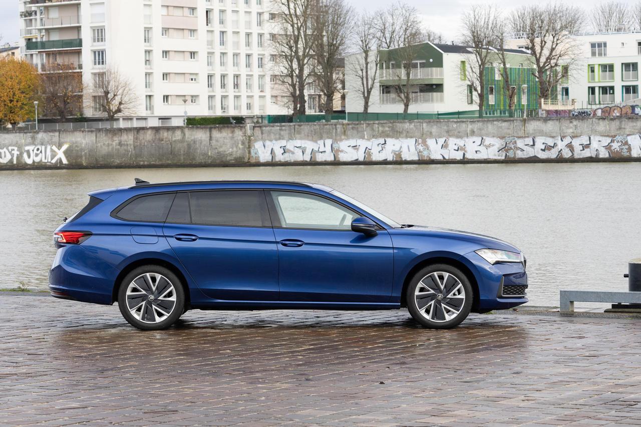 Photo 10 - Skoda Superb Combi break profil - Essai Skoda Superb hybride ...