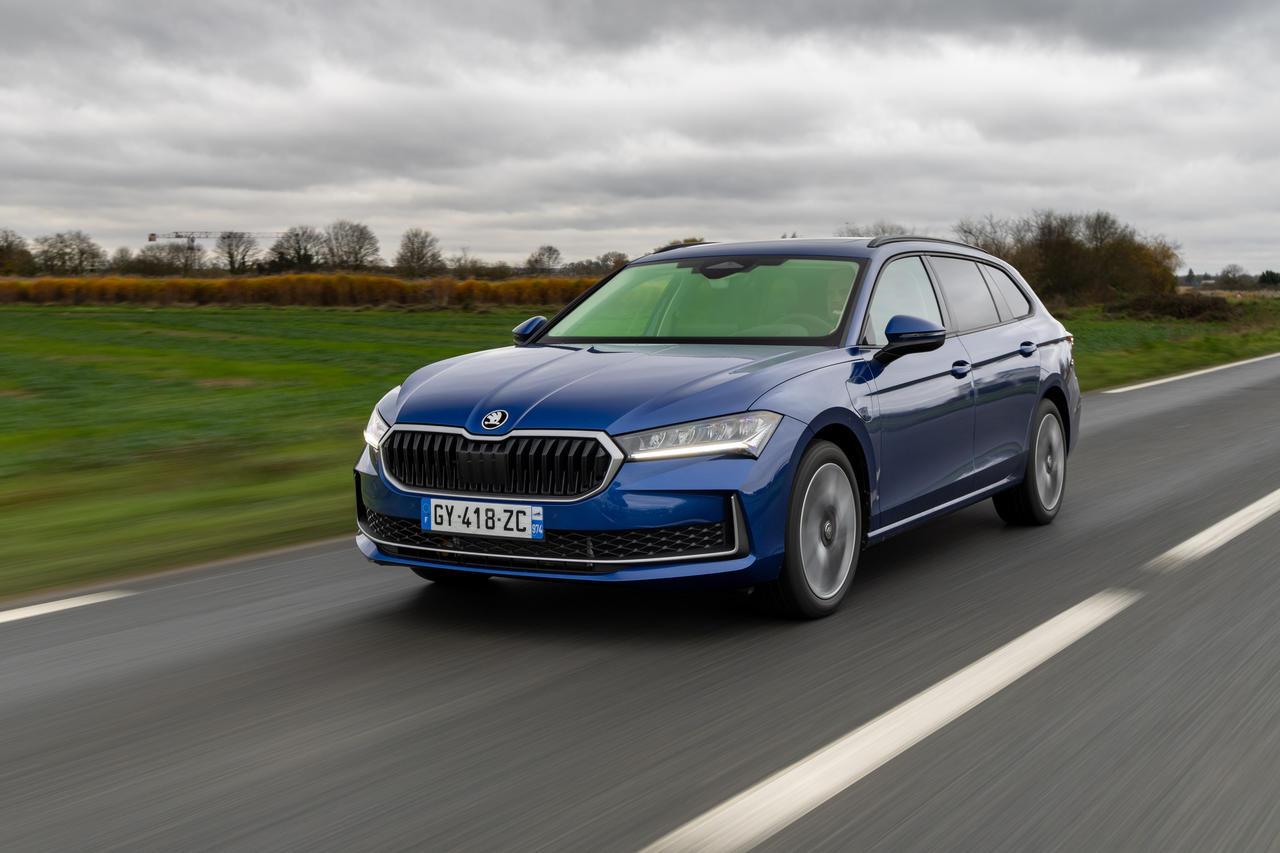 Essai Skoda Superb hybride rechargeable (2025) : la famille avant le ...