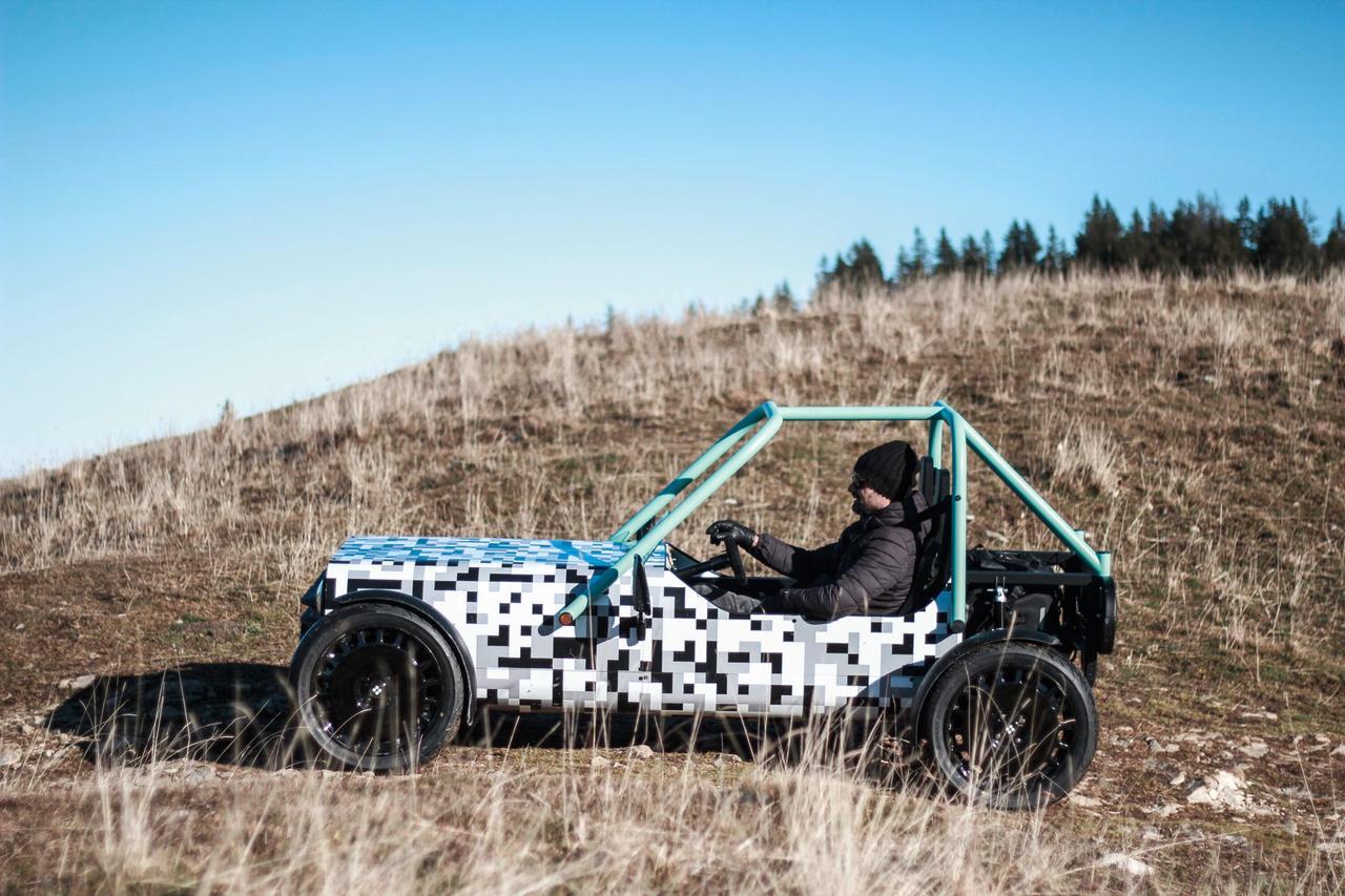 Photo 3 - De série, Le Bolide est dénué de pare-brise, de toit et de ...