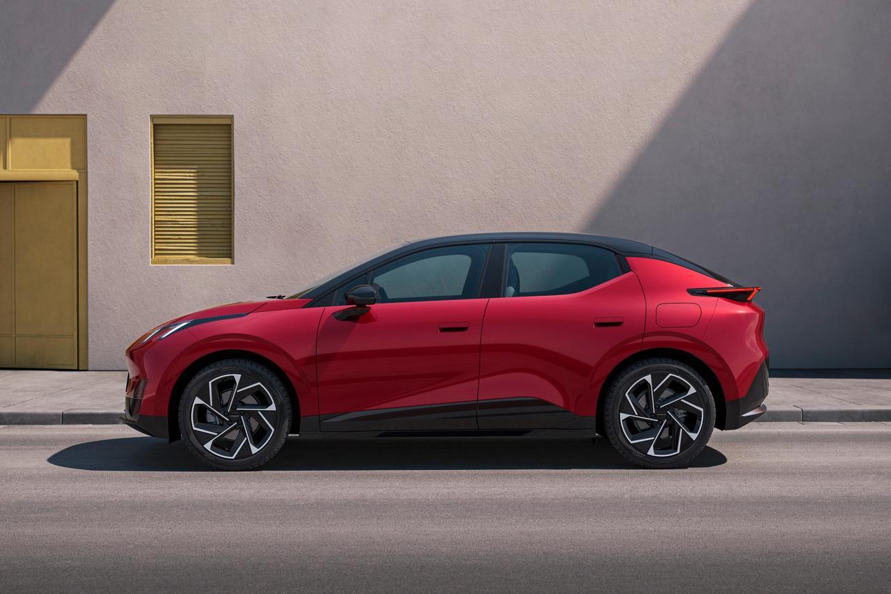 Photo 3 - Le Lynk & Co 02 mesure 4,46 m de long. - Lynk & Co 02 (2025 ...