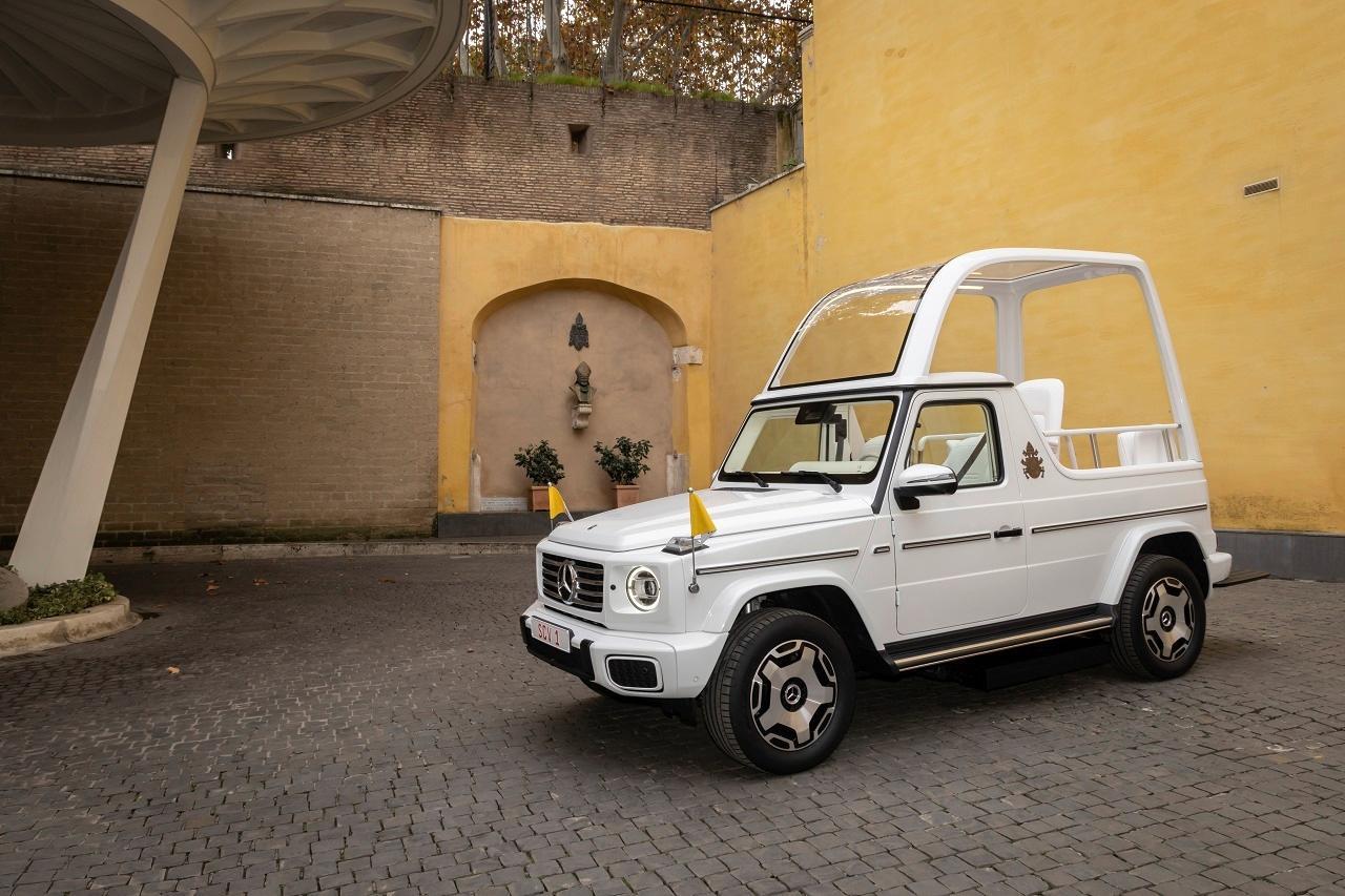 La première papamobile électrique du Pape François est un Mercedes Classe G