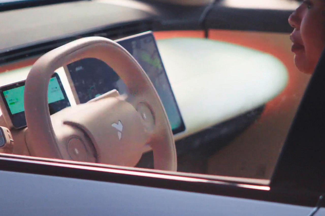 Photo 5 - Deux écrans sont visibles sur la planche de bord. - Nio ...