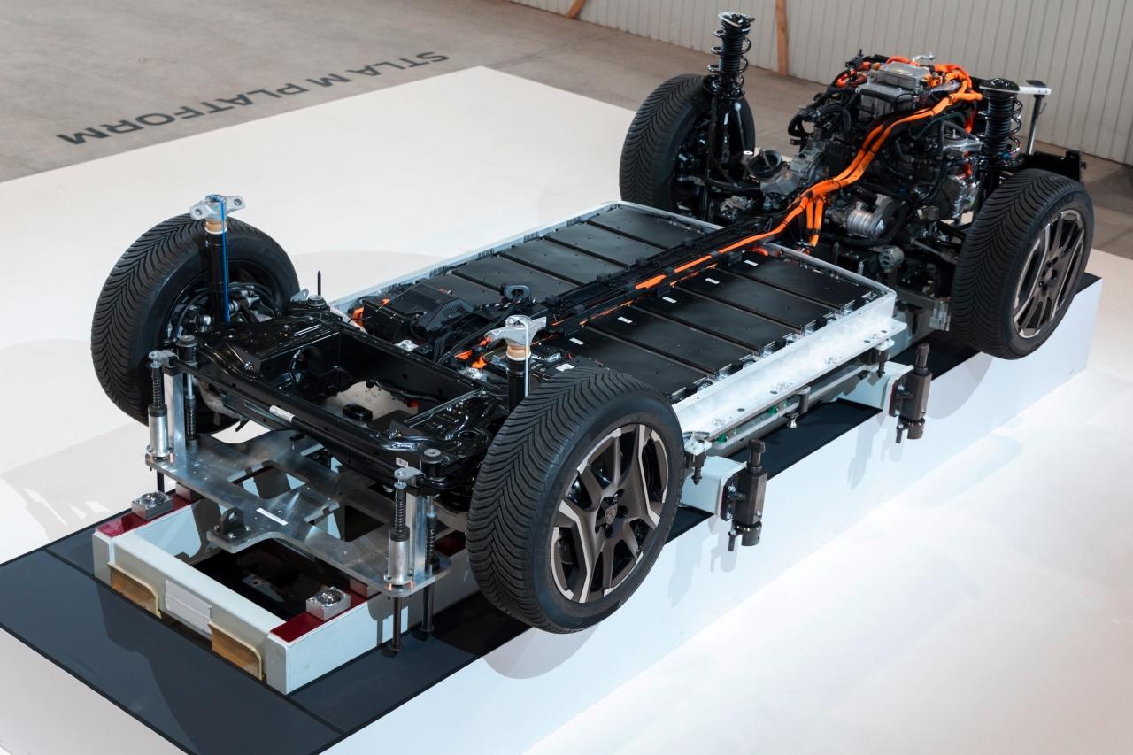 Photo 23 - La DS N°8 est basée sur une version modifiée de la plate ...