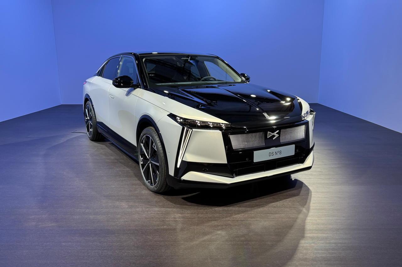 Photo 21 - D'abord proposée en 100 % électrique, la DS N°8 profitera de blocs et de batteries ...