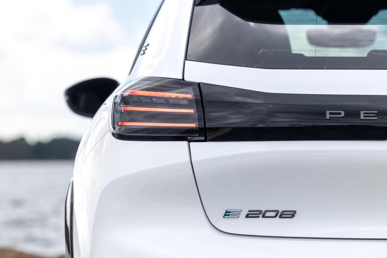 Photo 2 - logo peugeot e 208 blanche - Stellantis choisit Saragosse ...