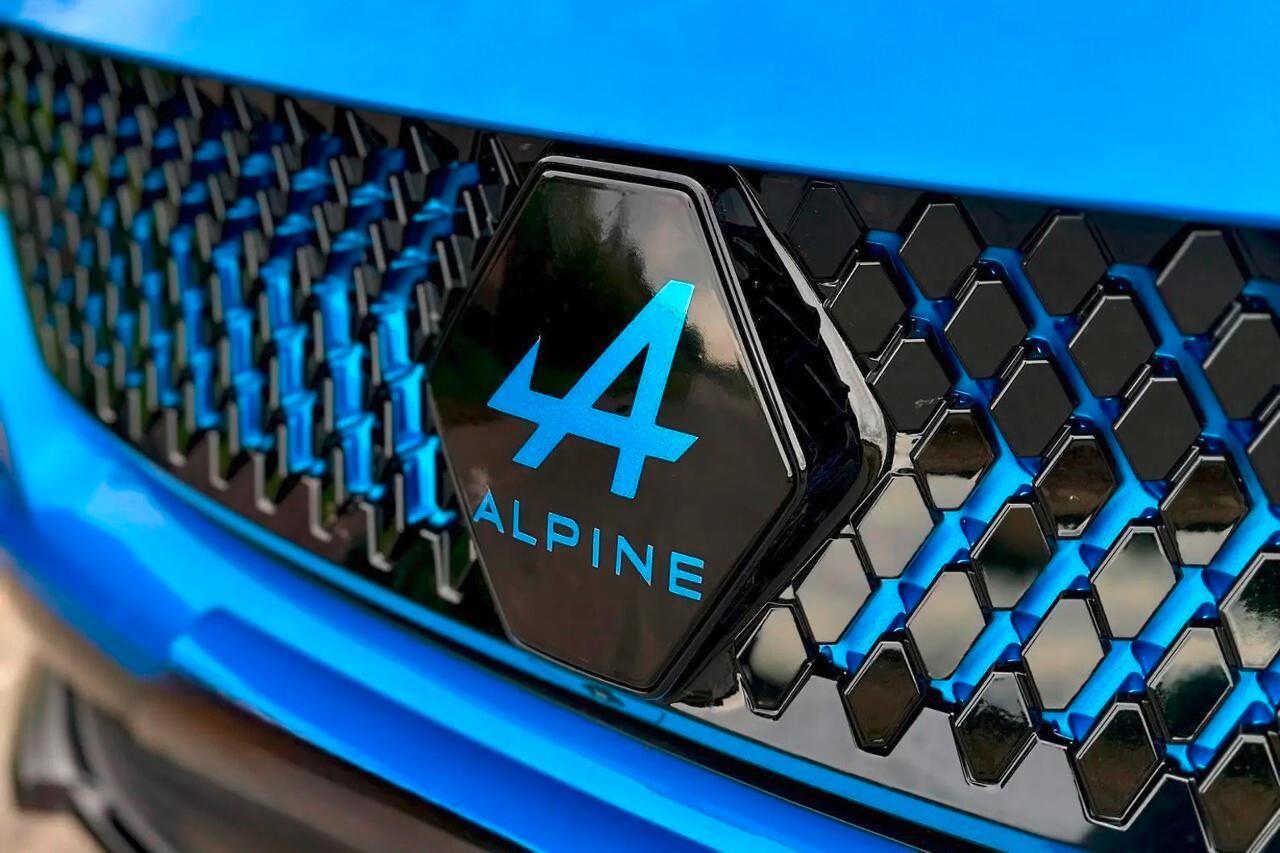 Photo 5 - Le logo de Sticker Explosion se colle sur celui d'origine. - Renault Rafale. Un logo ...