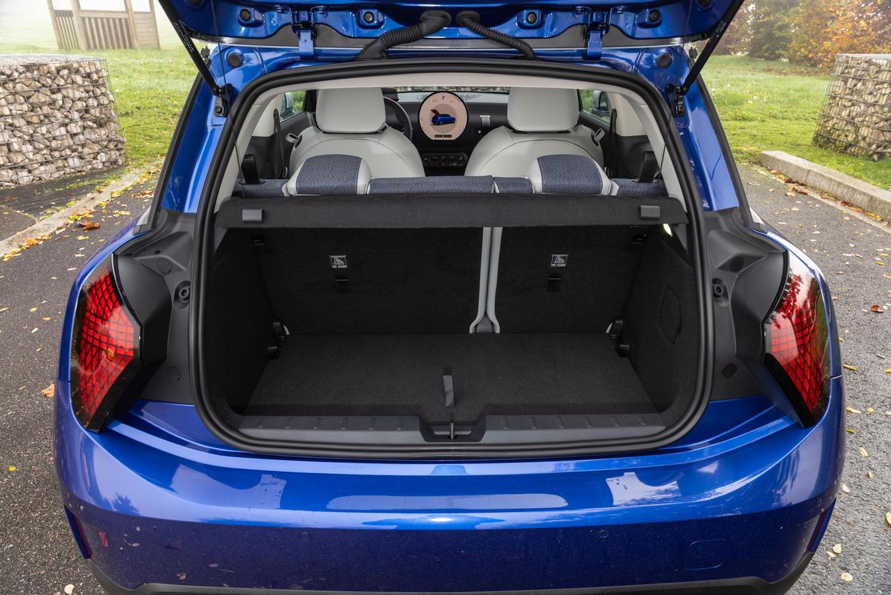 Photo 39 - Coffre Mini Cooper E - Essai comparatif : la Renault 5 ...
