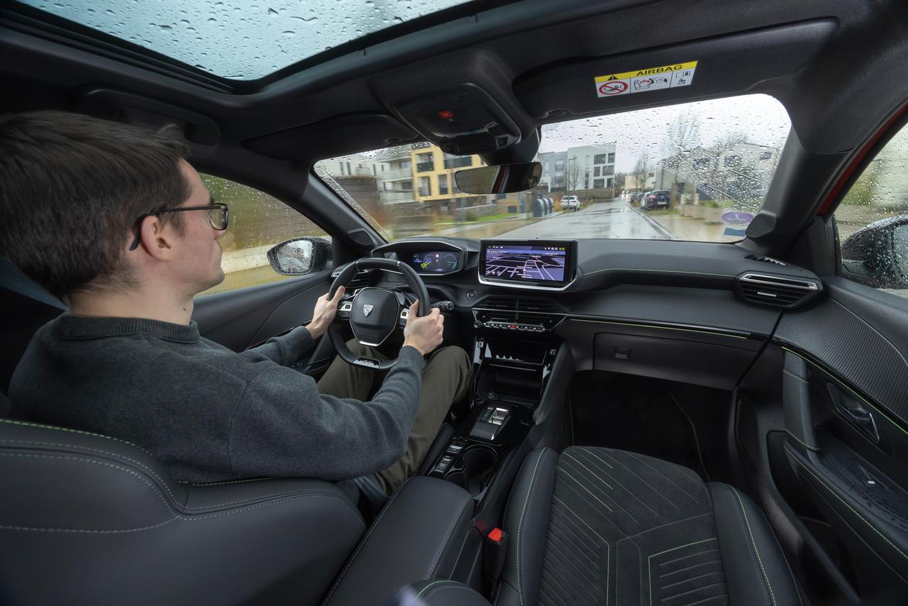 Photo 22 - Peugeot 208 Hybrid 2024 au volant - Essai comparatif. La ...