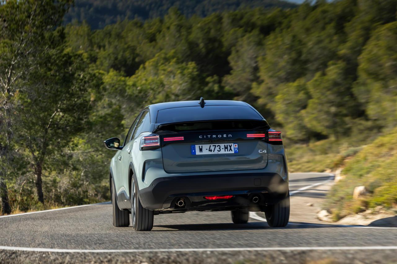 Photo 4 - Citroën C4 2025 arriere en test sur route - Essai Citroën C4 ...