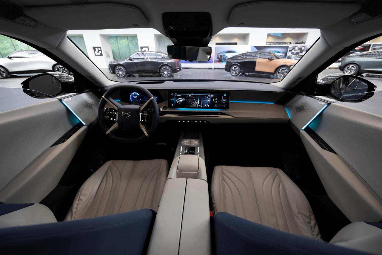 Photo - Pour l'habitacle de D85, le constructeur a voulu une ambiance moderne et chaleureuse ...