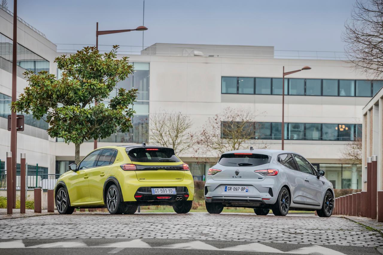Essai comparatif : la Peugeot 208 Hybrid 136 défie la Renault Clio E-Tech