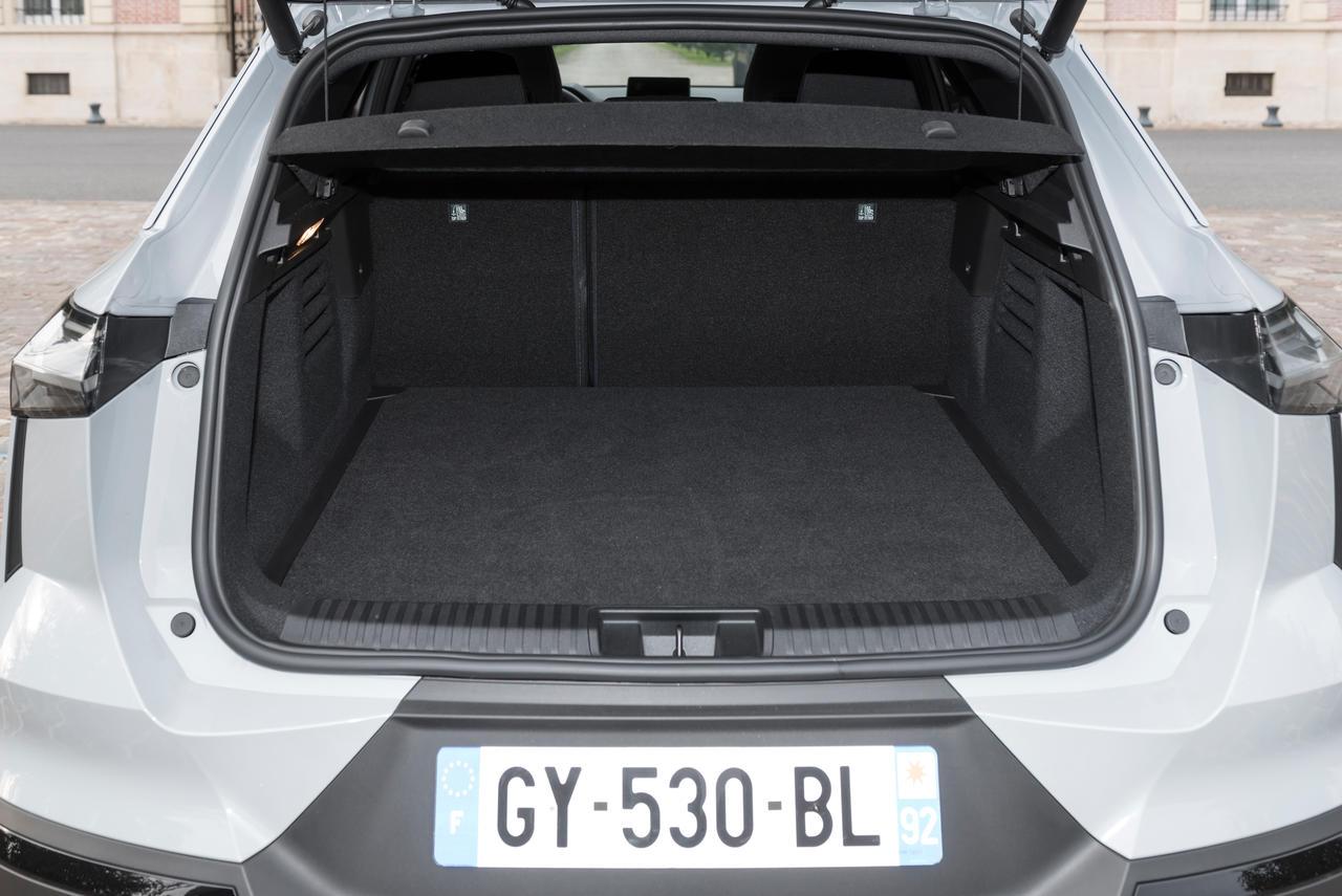 Photo 40 - Coffre Renault Symbioz - Essai comparatif. Le Peugeot 2008 hybride (2025) défie le ...
