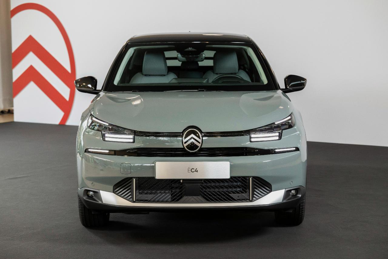 Photo 2 - Le visage des C4 et C4 X évolue considérablement avec de ...