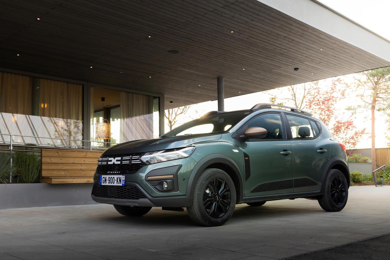 Photo 30 - Sandero Stepway Extrême + vert cèdre vue avant - Guide d ...