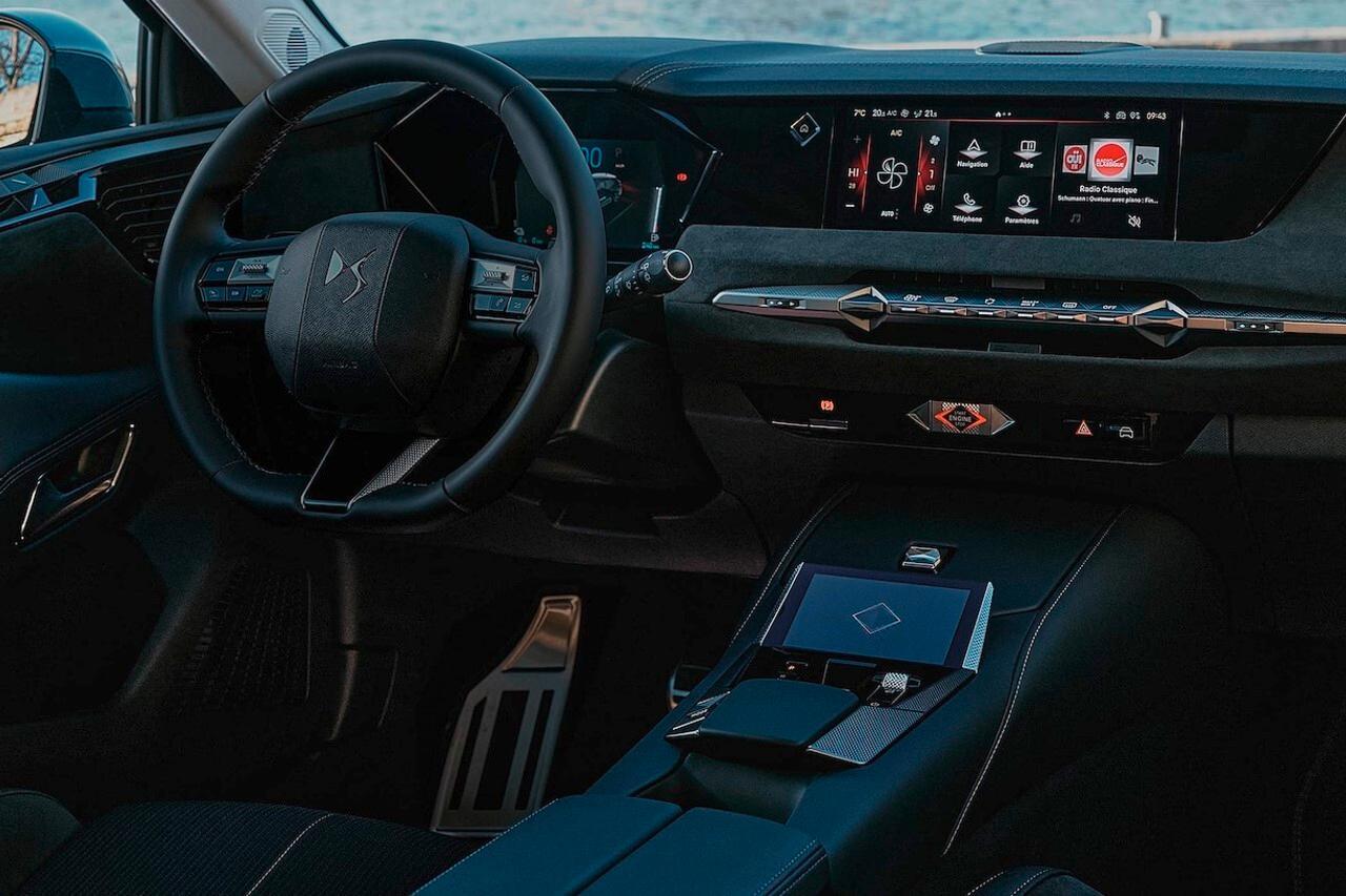 Photo 17 - Une zone de recharge pour smartphone fait partie de la dotation de la DS 4 Ligne Or ...