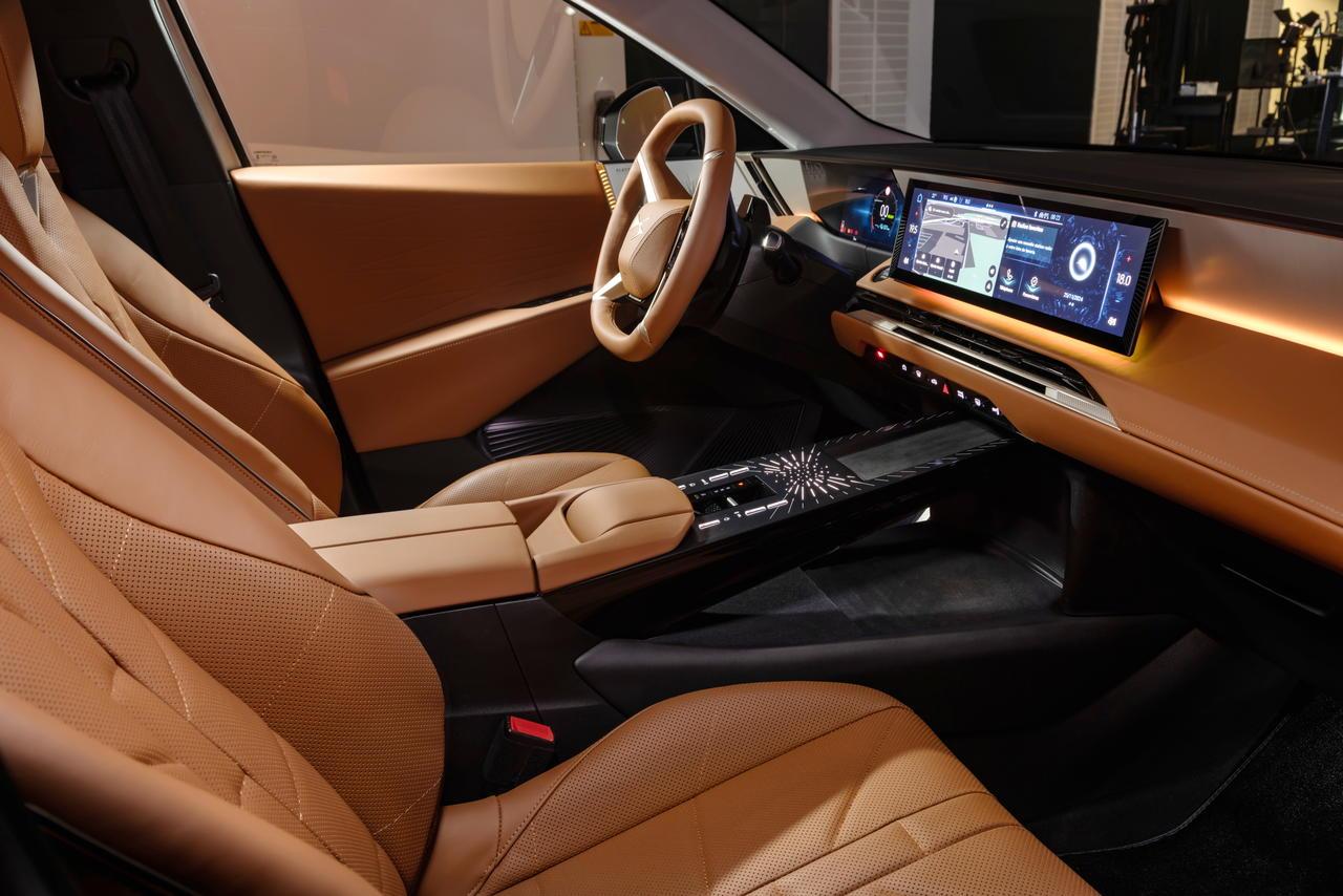 Photo - Un écran central de 16 pouces constitue la pièce maitresse du ...