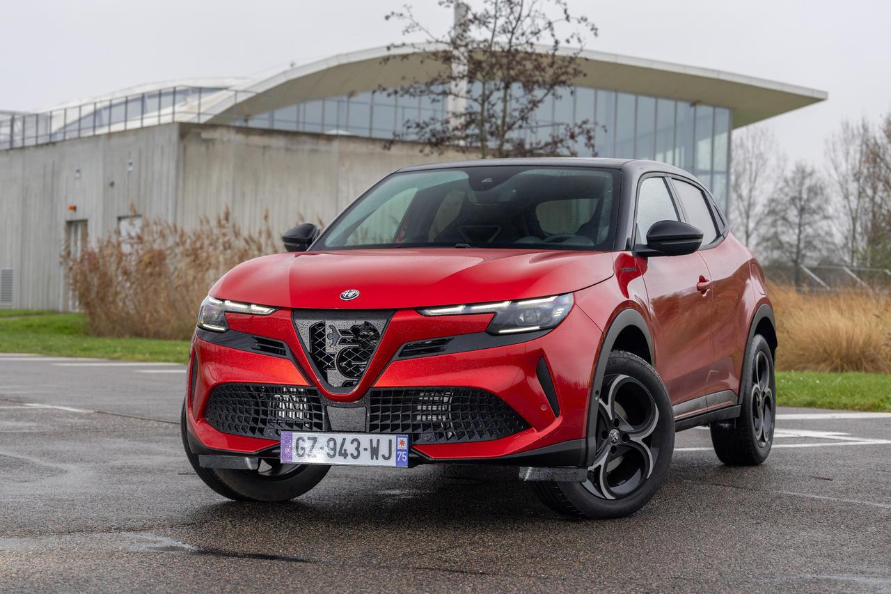 Photo 2 - Alfa Romeo Junior Ibrida 2024 vue avant - Essai Alfa Romeo Junior Ibrida (2025). Un ...