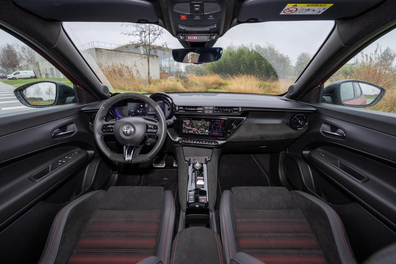 Photo 6 - Alfa Romeo Junior Ibrida 2024 tableau de bord - Essai Alfa ...