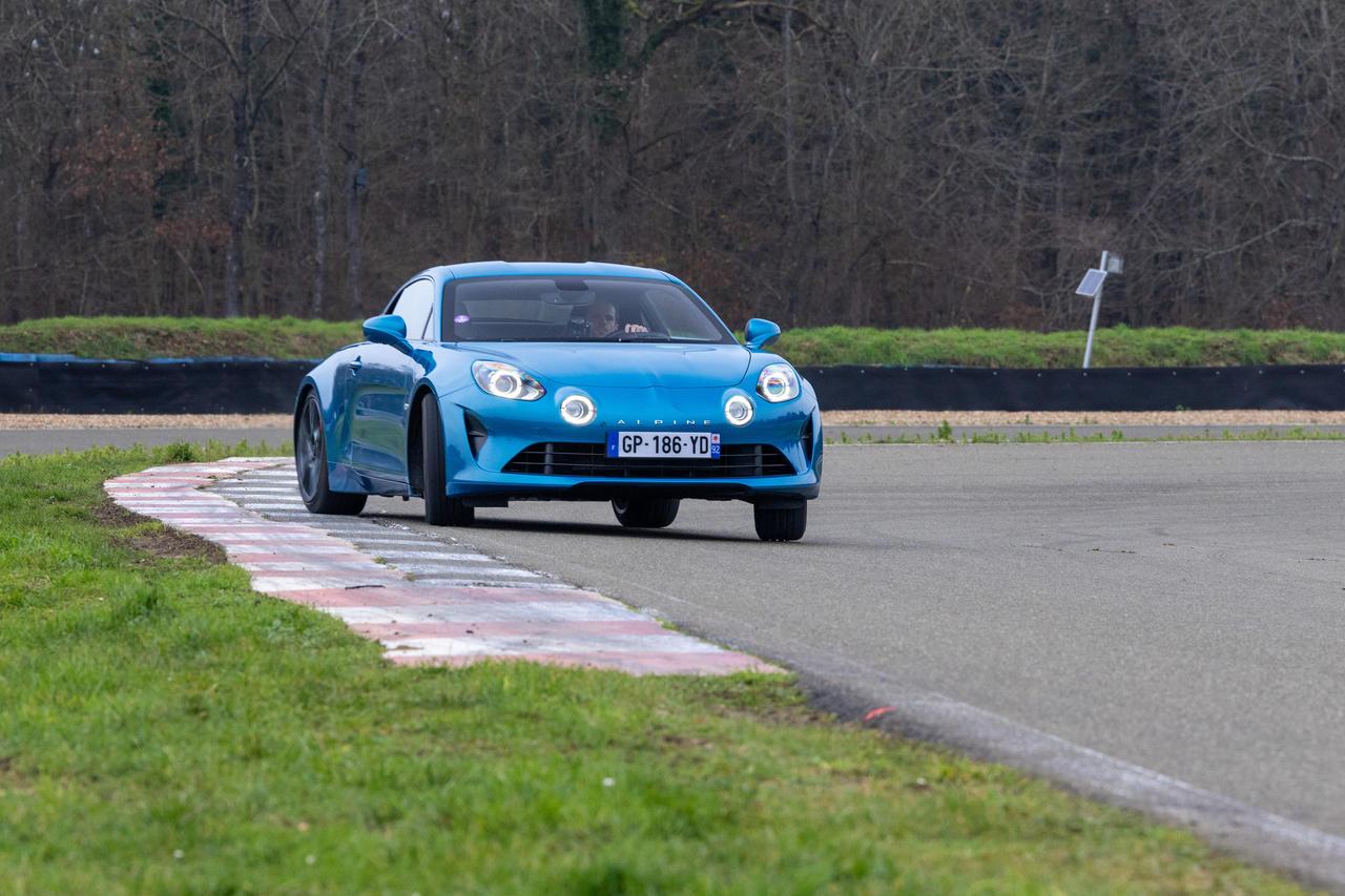 Photo 9 - Alpine A110 bleu acier en drift sur circuit - Essai Alpine ...