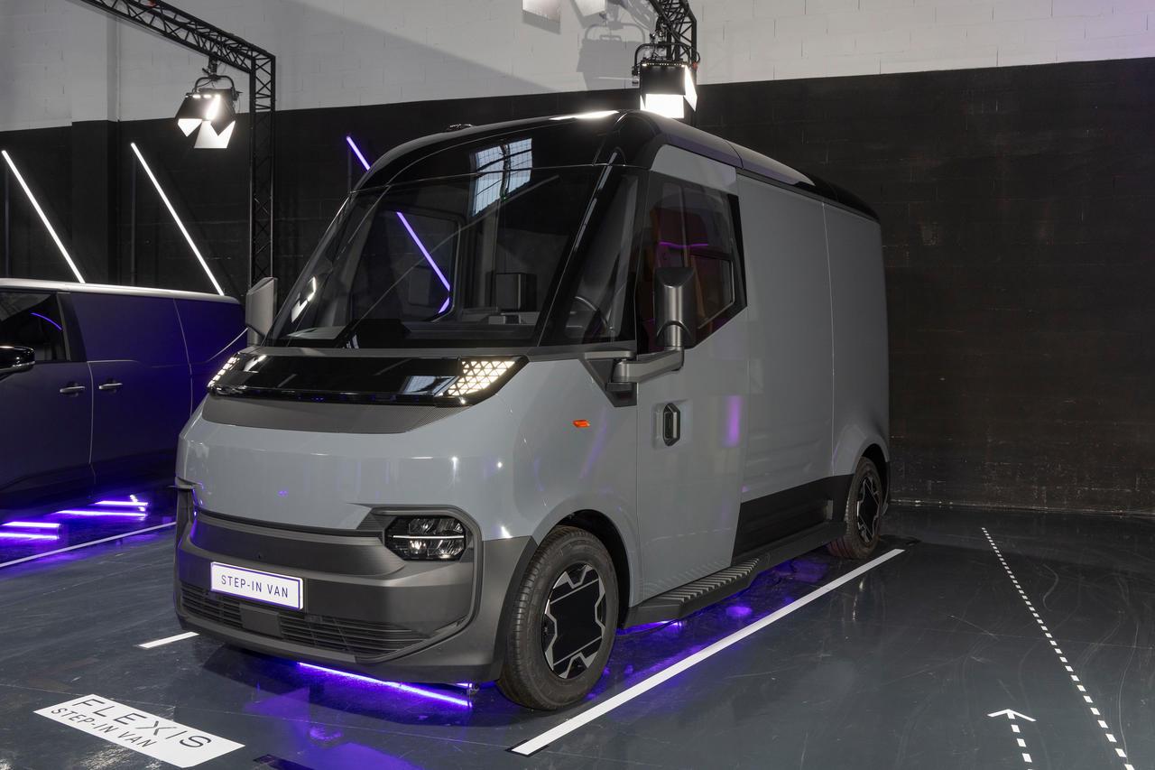 Photo - Long de 5,27 m et haut de 1,90 m, le Step-in-Van est un ...