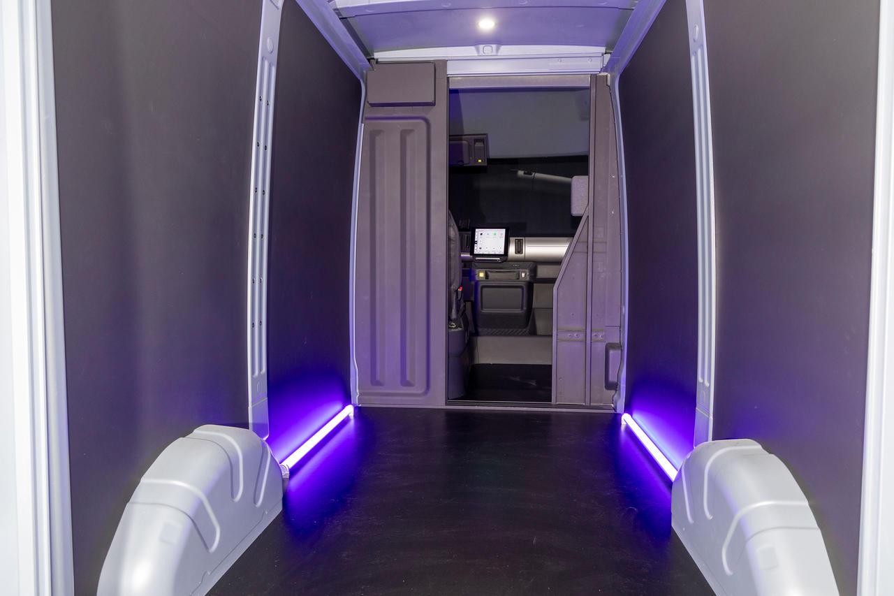 Photo - A bord du Step-in-Van, un adulte de 1,90 m peut tenir debout ...