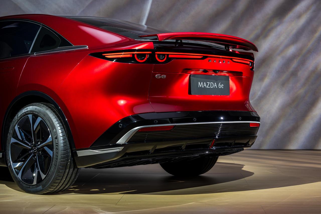 Photo 24 - Mazda 6e electrique 2025 détail spoiler arrière - Mazda 6e ...