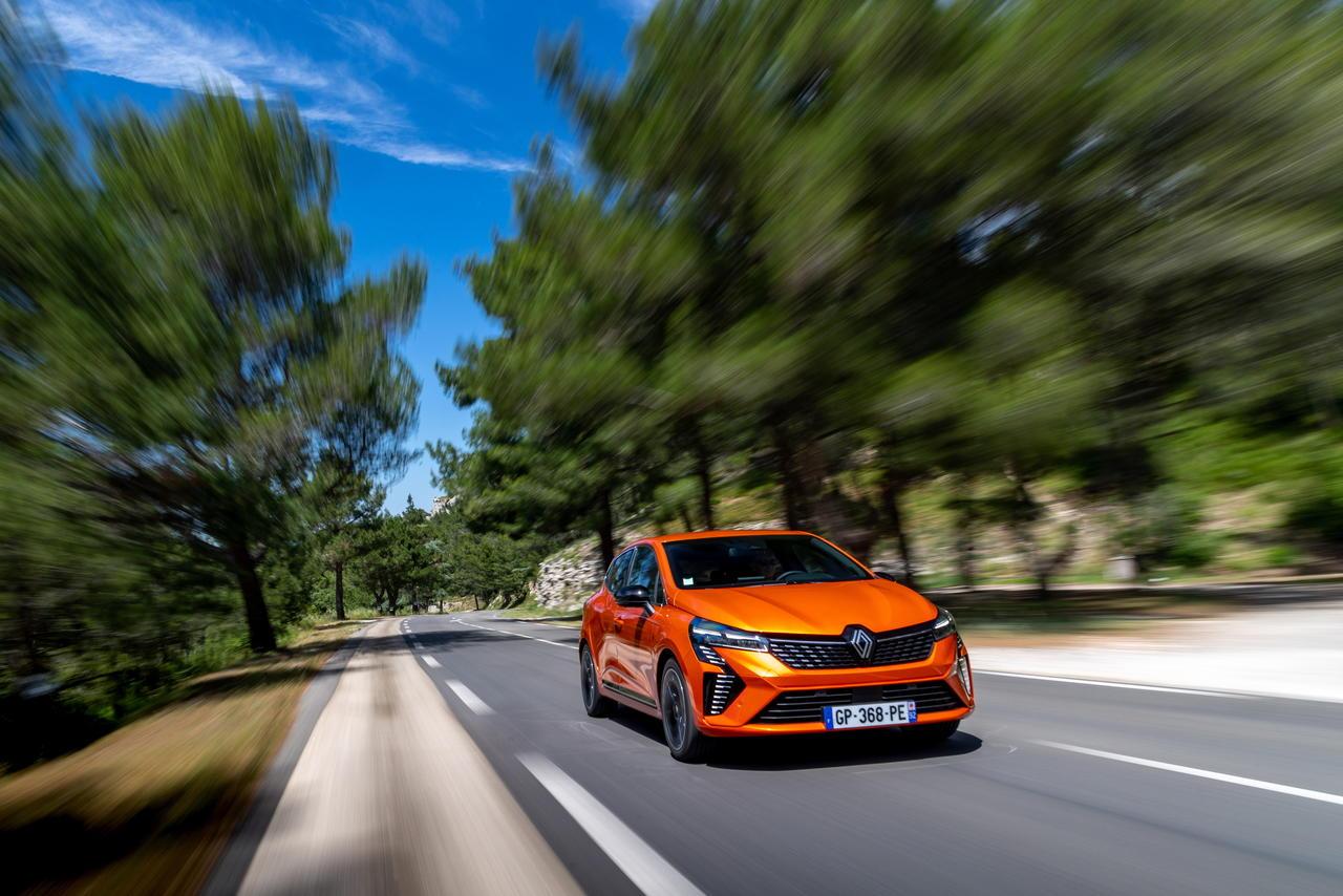 Photo 7 - La Renault Clio E-Tech est au coude à coude en France avec la ...