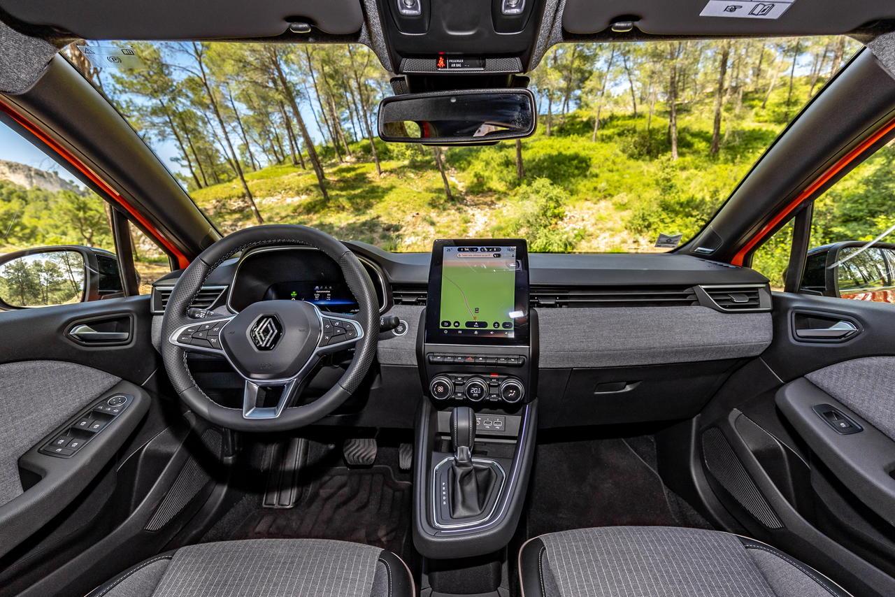 Essai MG3 hybride : premier comparatif face à la Renault Clio E-Tech