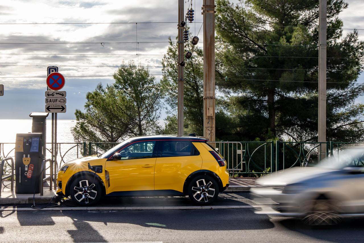 Photo 3 - renault 5 electrique en charge 11 kW - Essai Renault 5 (2024) : notre avis après 1 000 ...