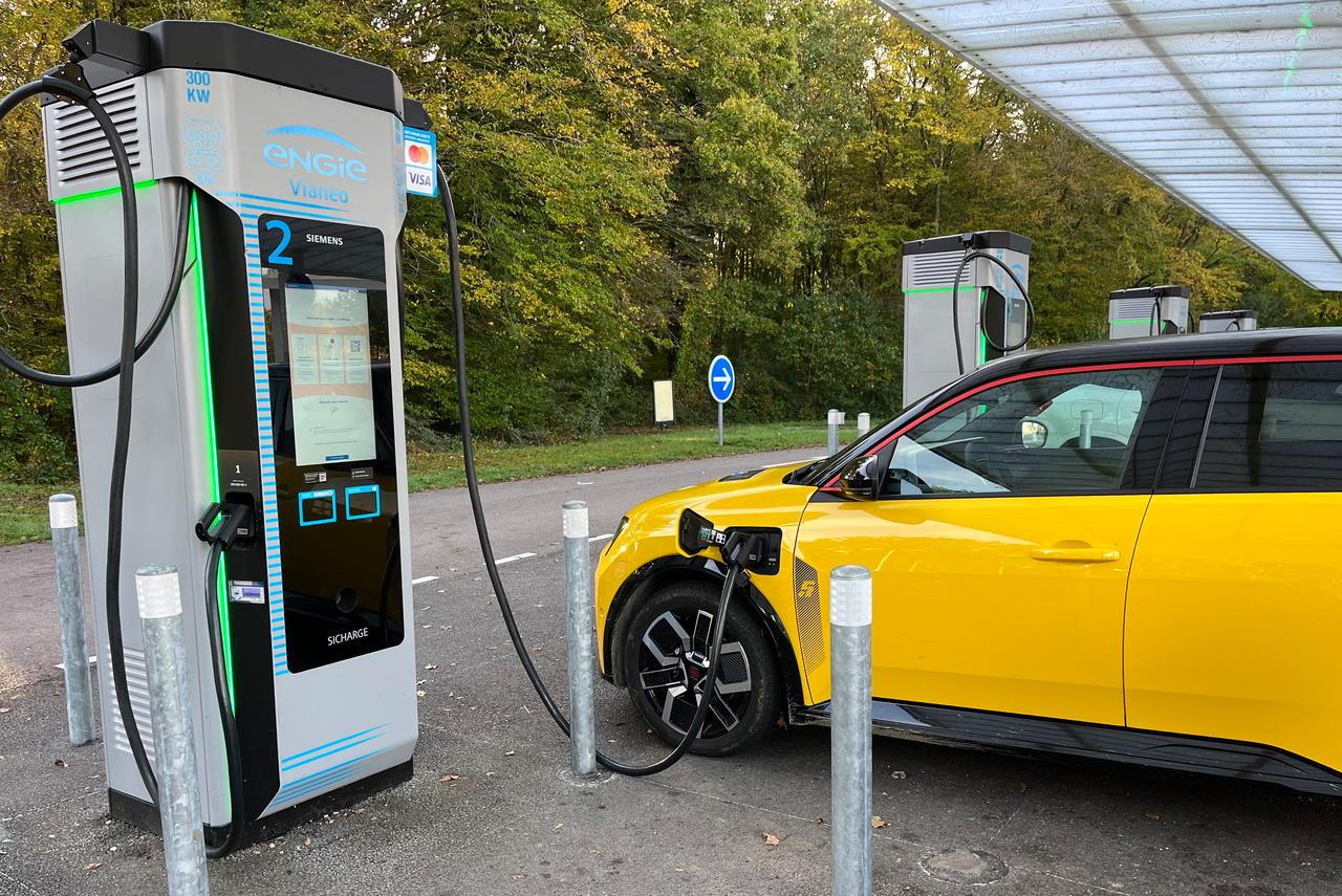 Photo 20 - renault 5 electrique sur borne DC 100 kW - Essai Renault 5 (2024) : notre avis après ...