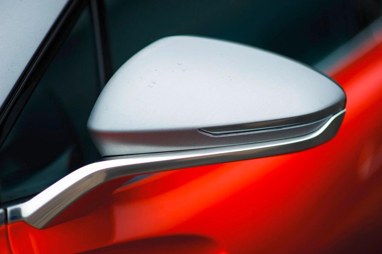 Photo - La partie supérieure de la carrosserie est finie en gris argent ...