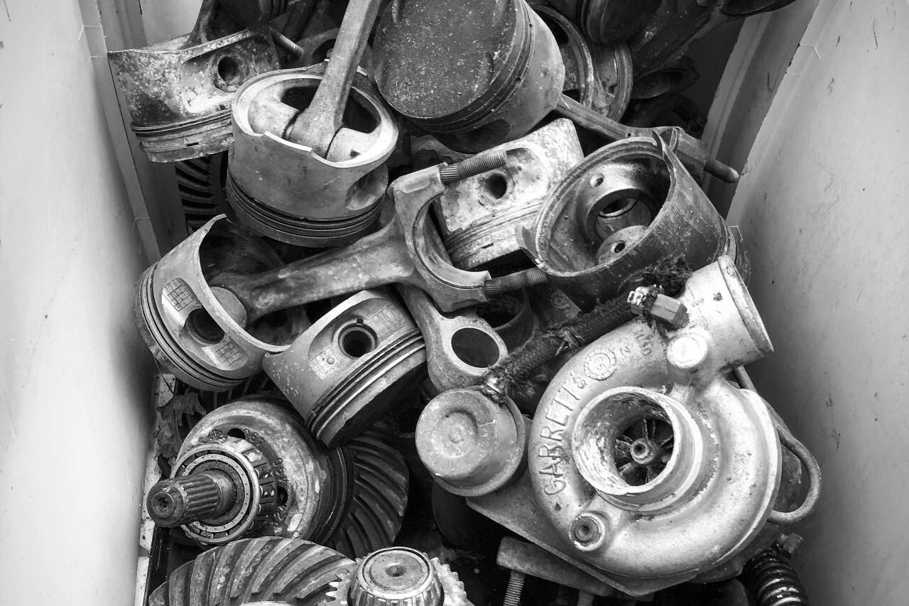 Photo 3 - Sébastien Bon récupère des pièces destinées au rebut ...