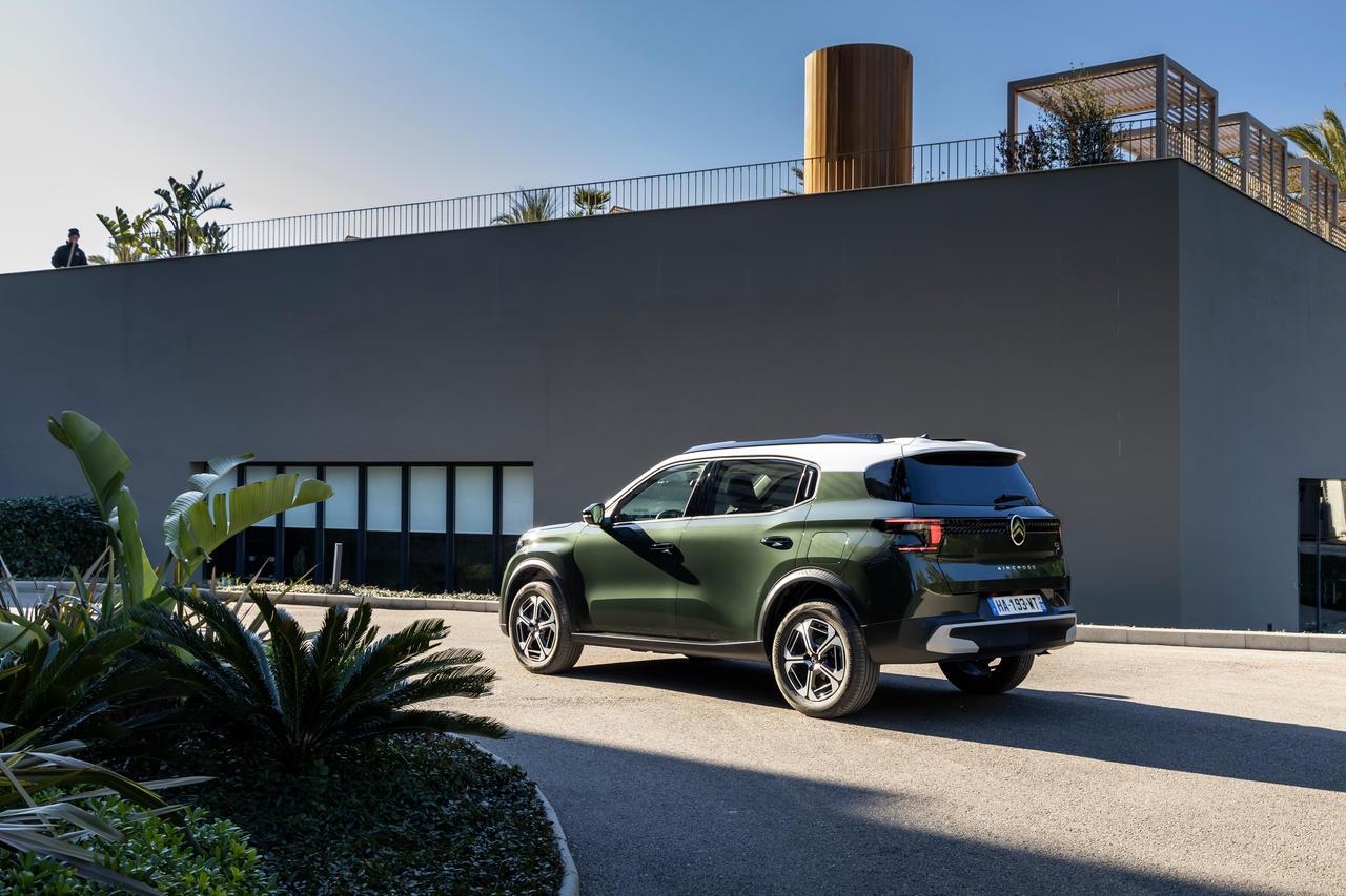 Photo 9 - Citroën C3 Aircross Hybride 136 2025 vue statique arrière ...