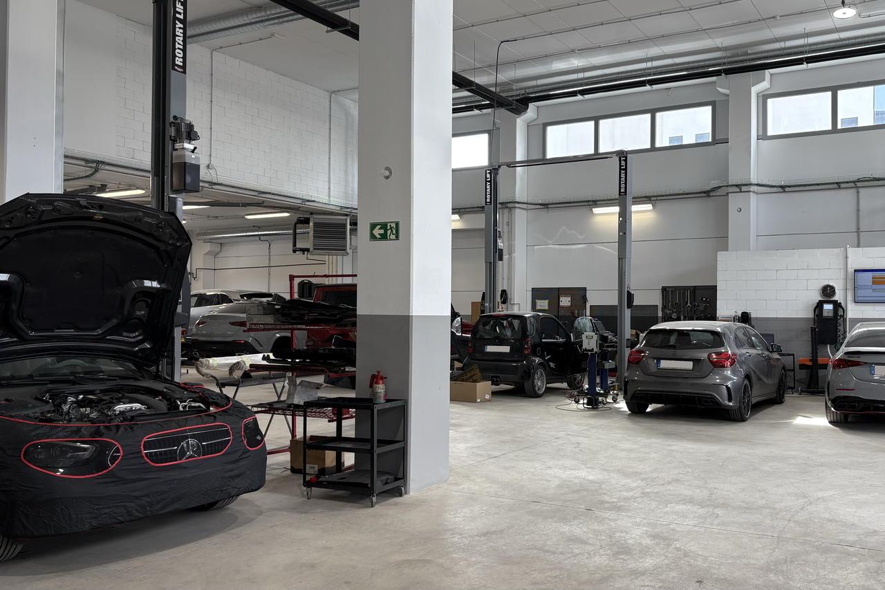 Photo 2 - Atelier Mercedes-Benz Castelldefels - Mercedes-Benz. Les ...
