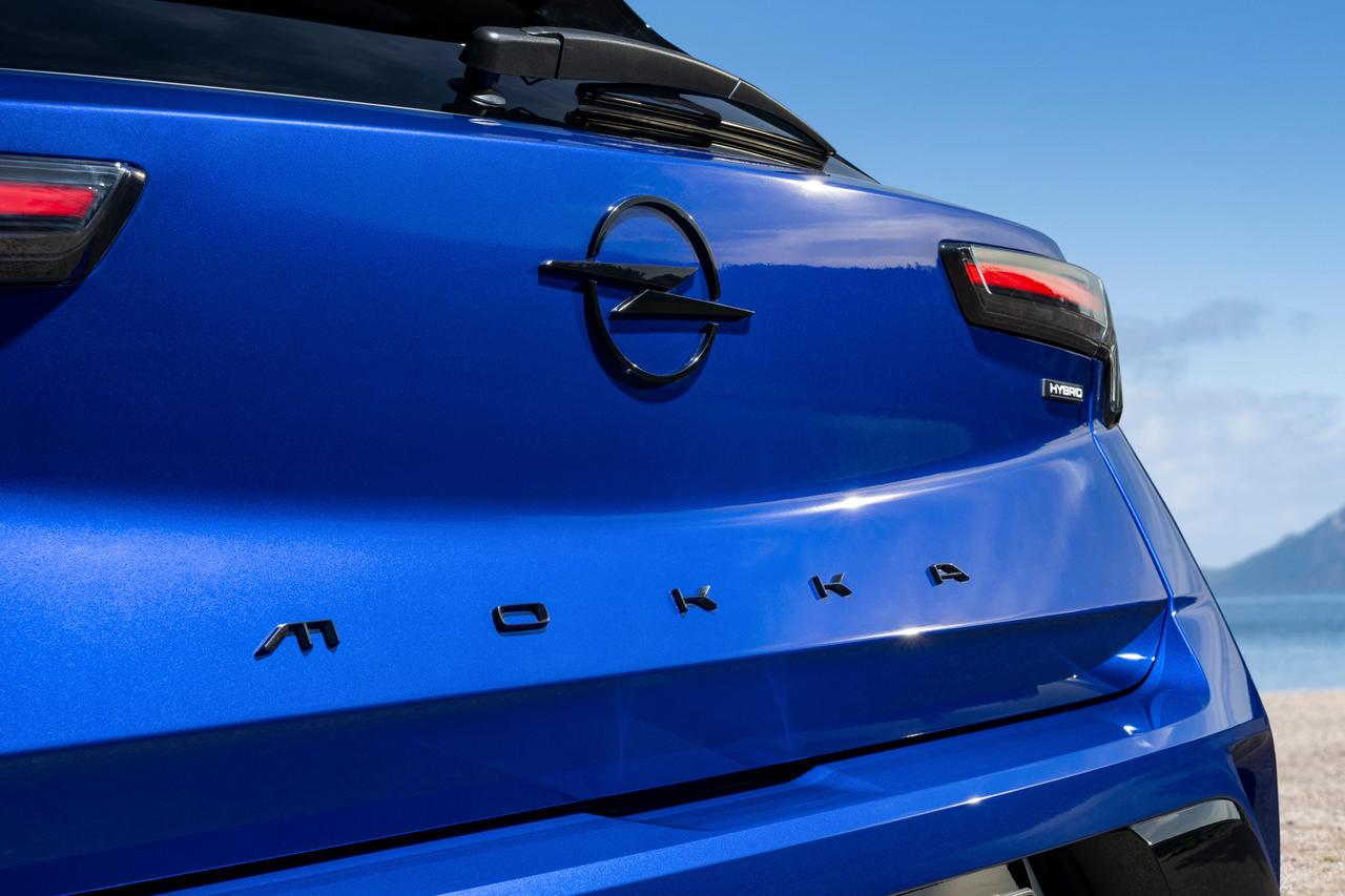 Photo 9 - logo Opel sur le hayon du Mokka 2025 - Opel Mokka Hybrid 136 ...