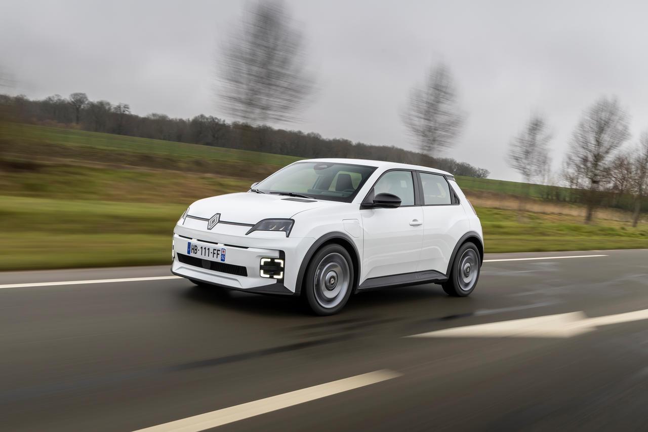 Photo 13 - Renault 5 E-Tech vue avant sur route - Essai comparatif. La ...