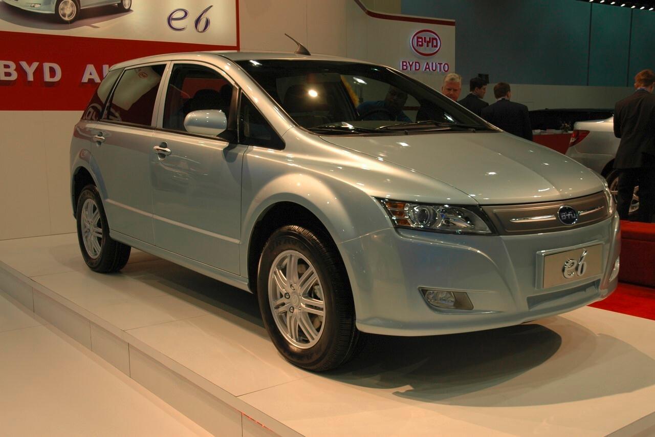 Photo 7 - Le crossover BYD e6 de 2009 fut le premier modèle 100% électrique de la marque. - BYD ...