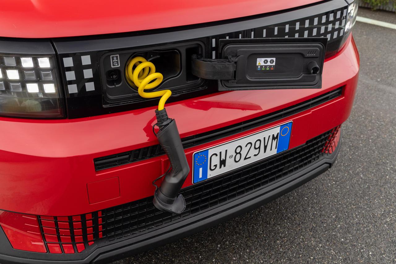 Photo 18 - Cable de recharge Fiat Grande Panda 2025 - Essai Fiat Grande Panda Red (2025). Que ...