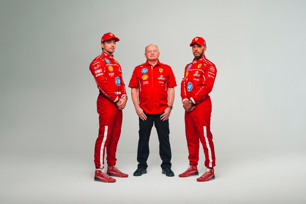 Photo 21 - Frederic Vasseur, Team Principal Ferrari, entouré de ses ...