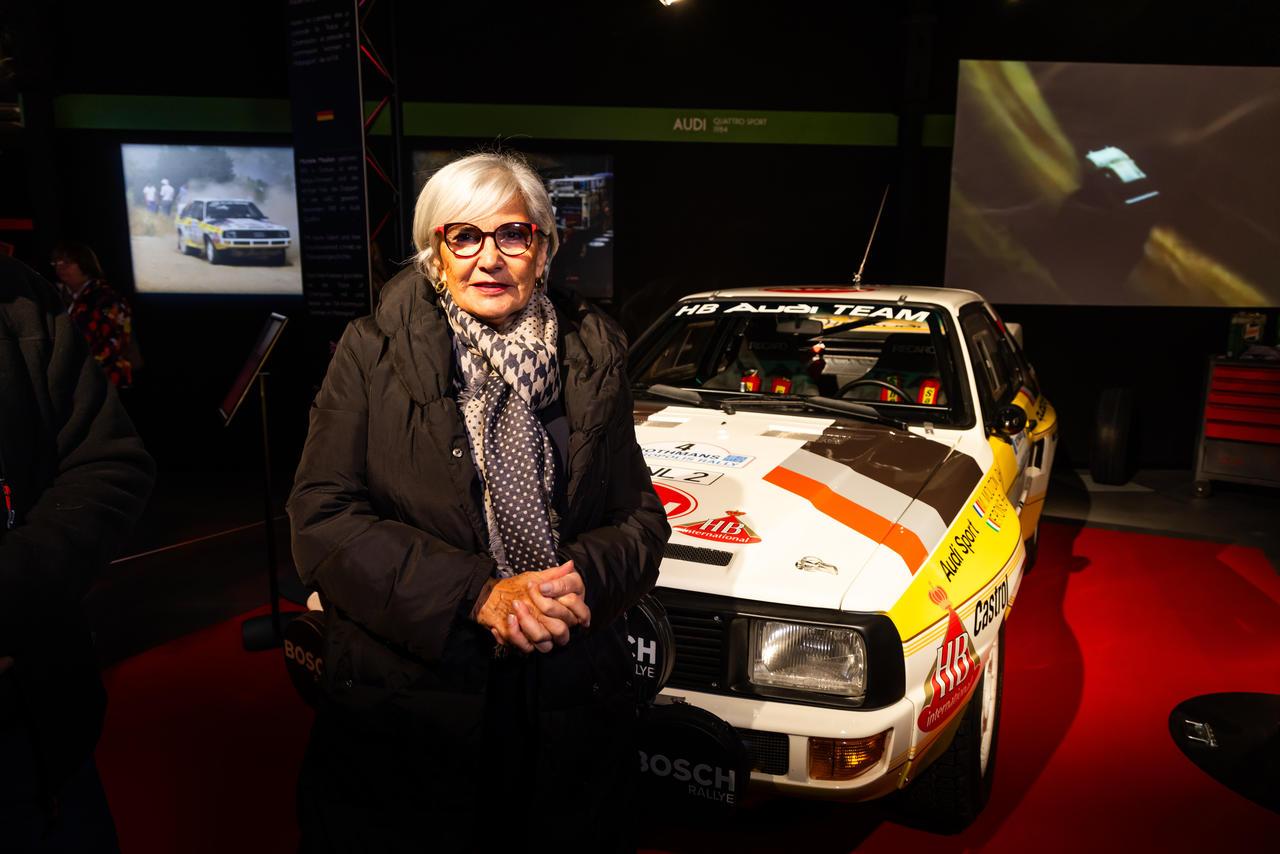 Photo 6 - Michèle Mouton pose au côté de la voiture qui a fait d'elle ...