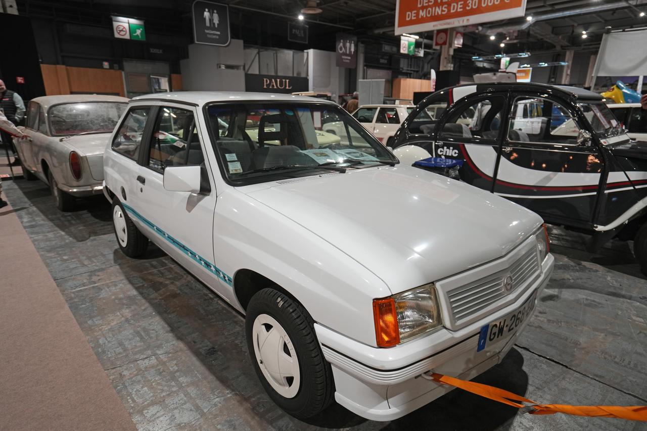 Photo 3 - Opel Corsa A 5 portes - 1988 - 1 900 € - Rétromobile 2025 ...