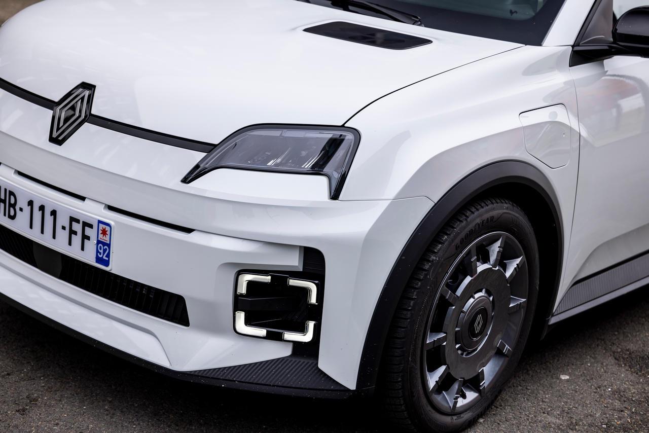 Photo 6 - La R5 Evolution conserve les projecteurs Full LED, l ...