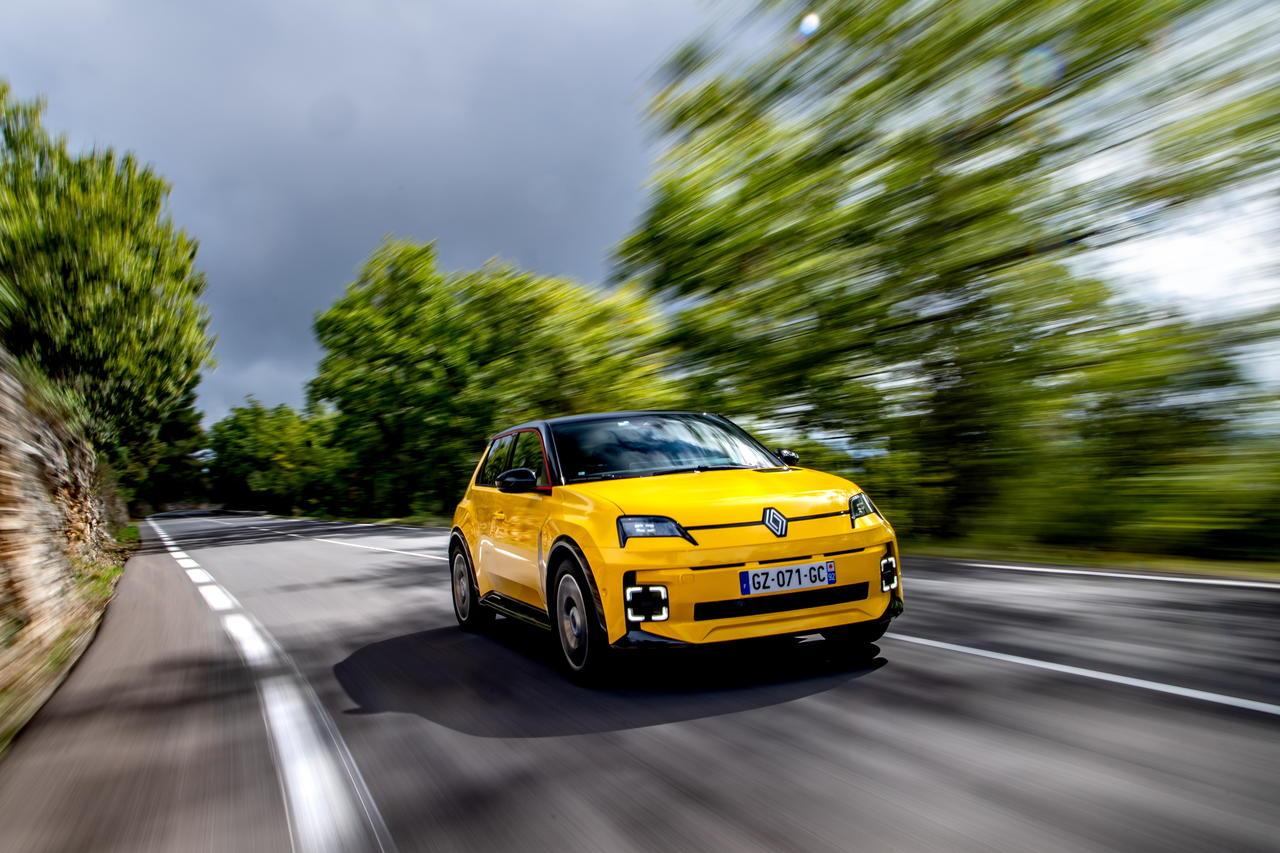 Essai comparatif. La Renault 5 E-Tech défie la Peugeot e-208