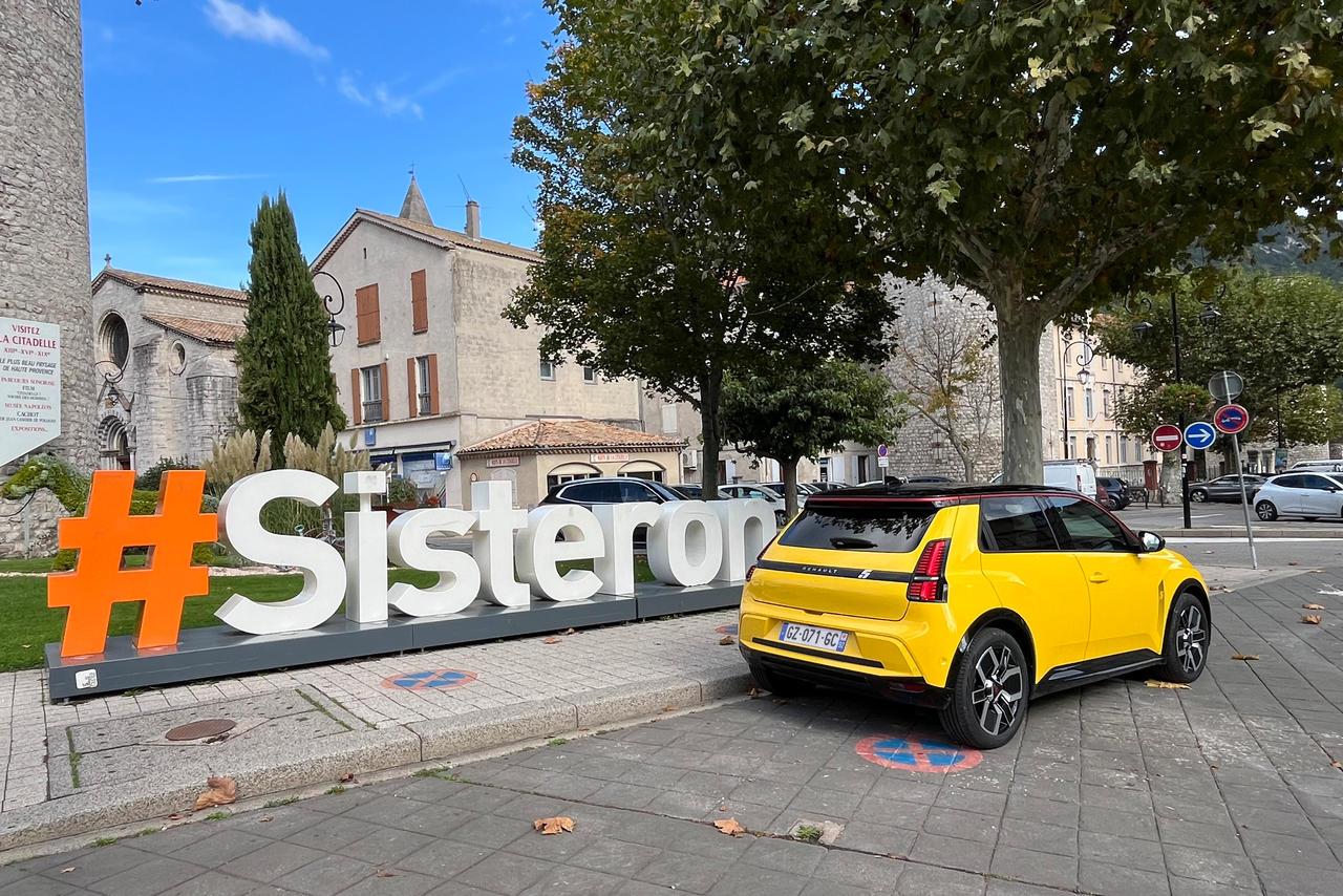 Photo 8 - renault 5 electrique jaune pop - Essai Renault 5 (2024) : notre avis après 1 000 km au ...