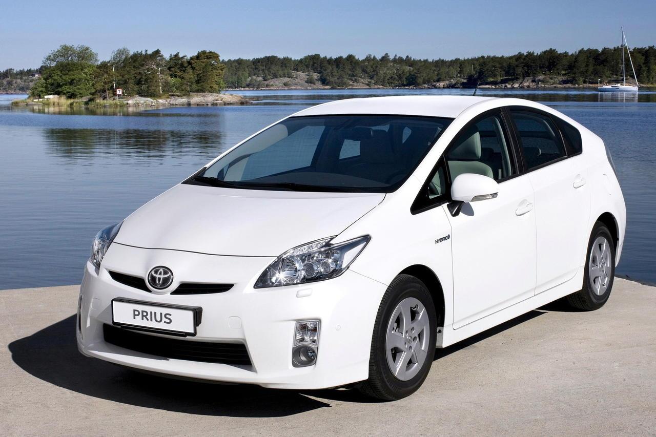 Photo 26 - toyota prius 3 blanche - Guide d’achat occasion : quel modèle hybride à moins de 15 ...