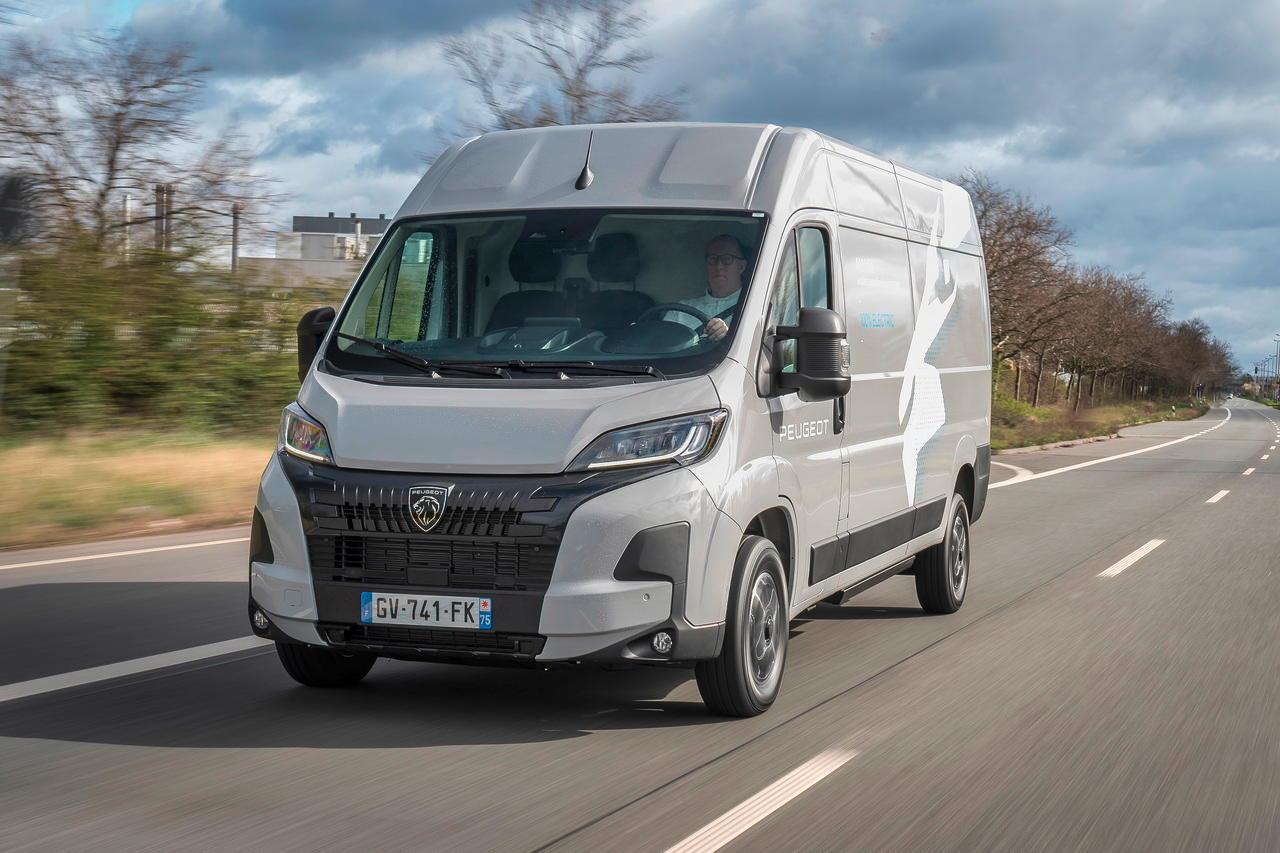 Photo 22 - Comme le Jumper, le Peugeot Boxer aura droit à son restylage ...