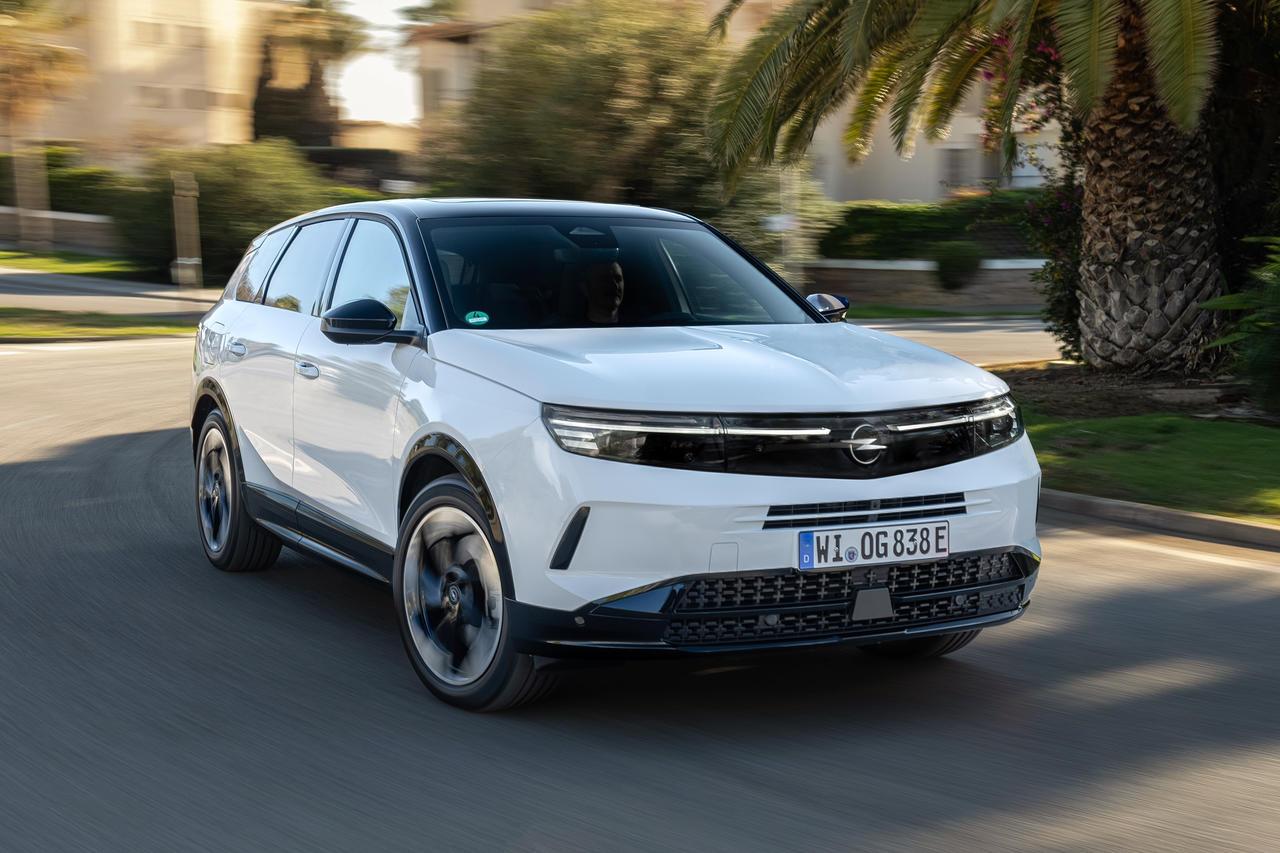 Photo 4 - L'Opel Grandland PHEV en virage - Opel Grandland Hybrid 195 ...