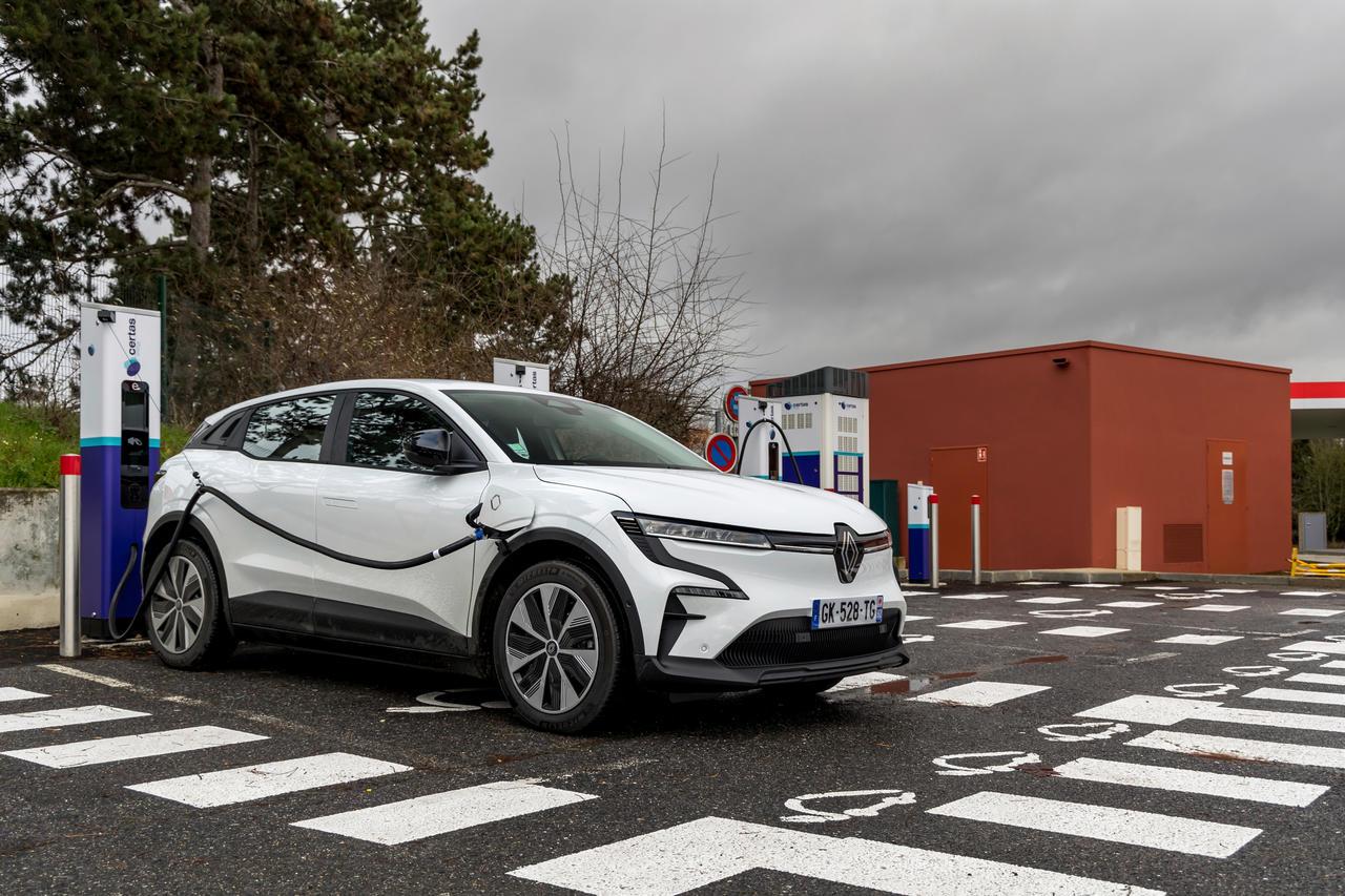 Photo 7 - De série, la compacte profite d'un chargeur de 11 kW ...