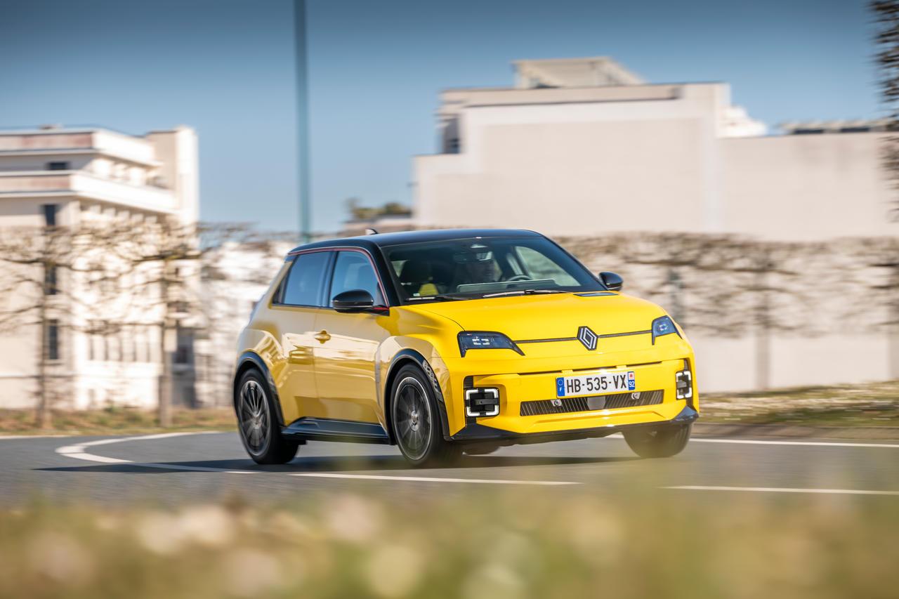 Photo 32 - Essai Renault 5 jaune dans un rond-point - Essai Alpine A290 ...